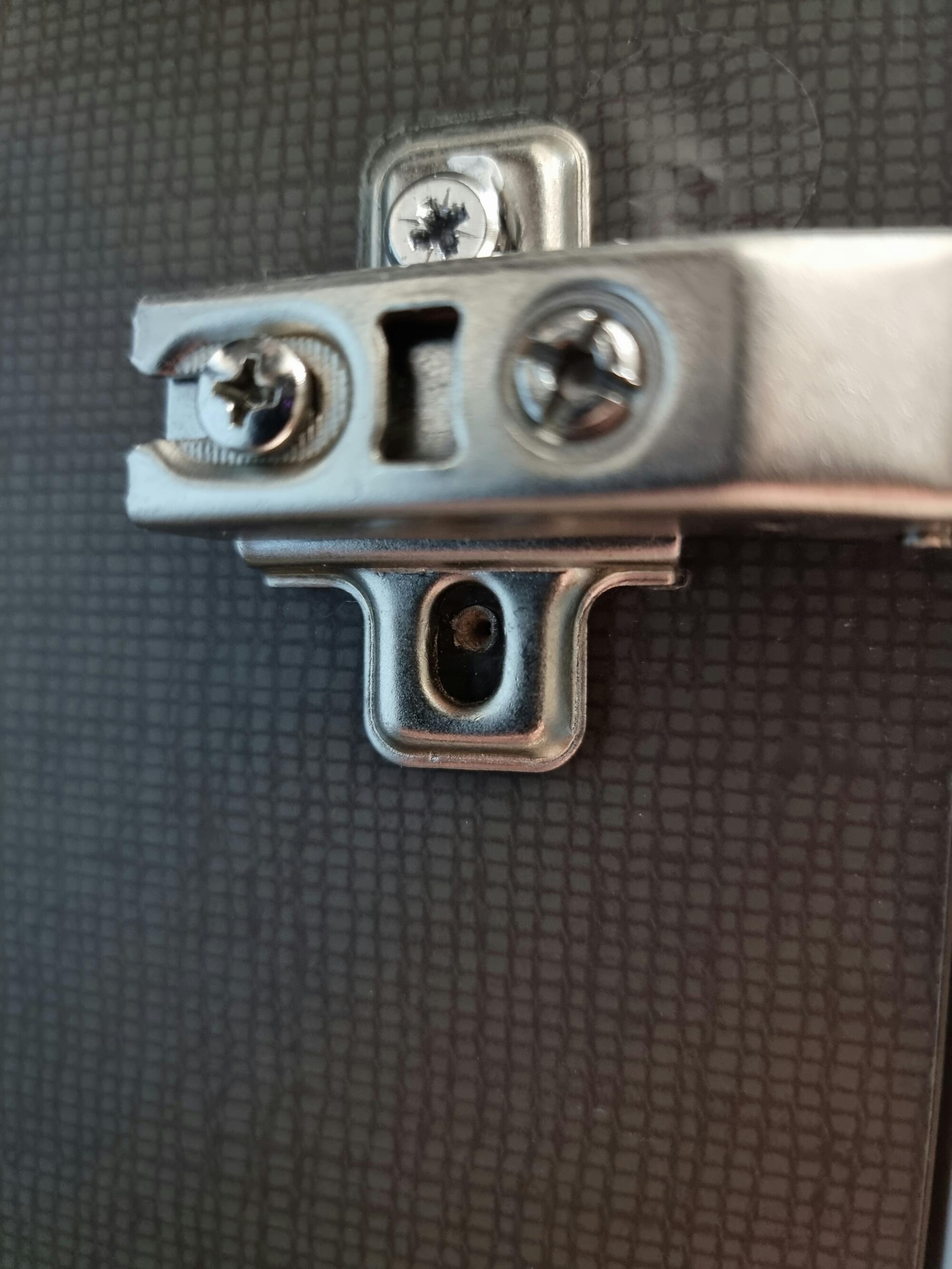 옷장 경첩 나사가 안들어가져요 - DVDPrime