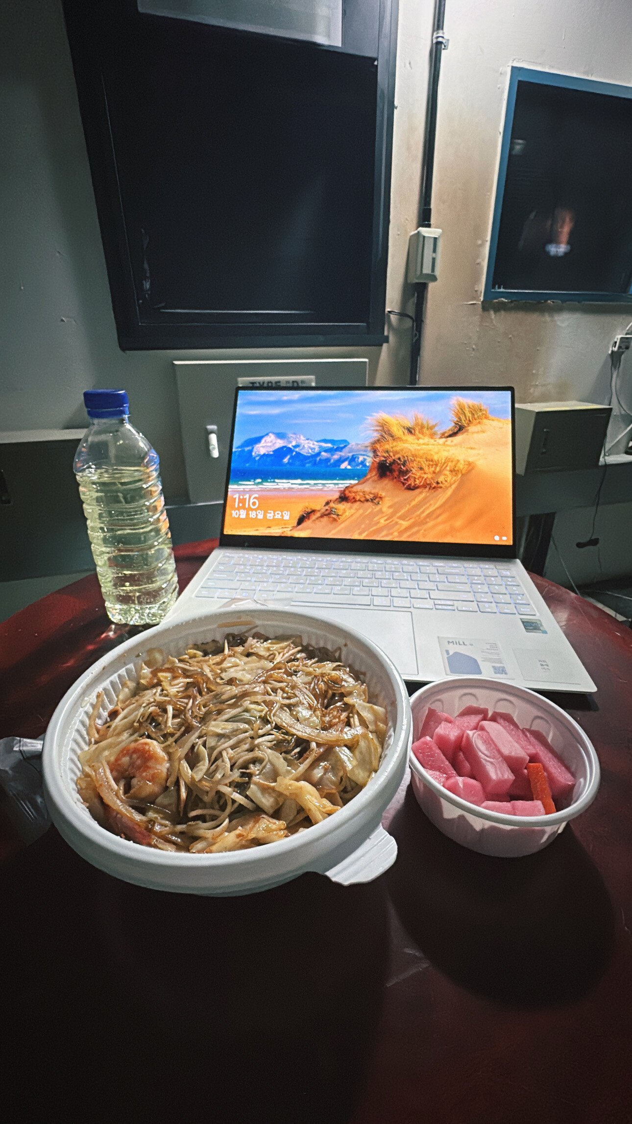 한 숟갈 뜨려다가 출동.jpg - DVDPrime