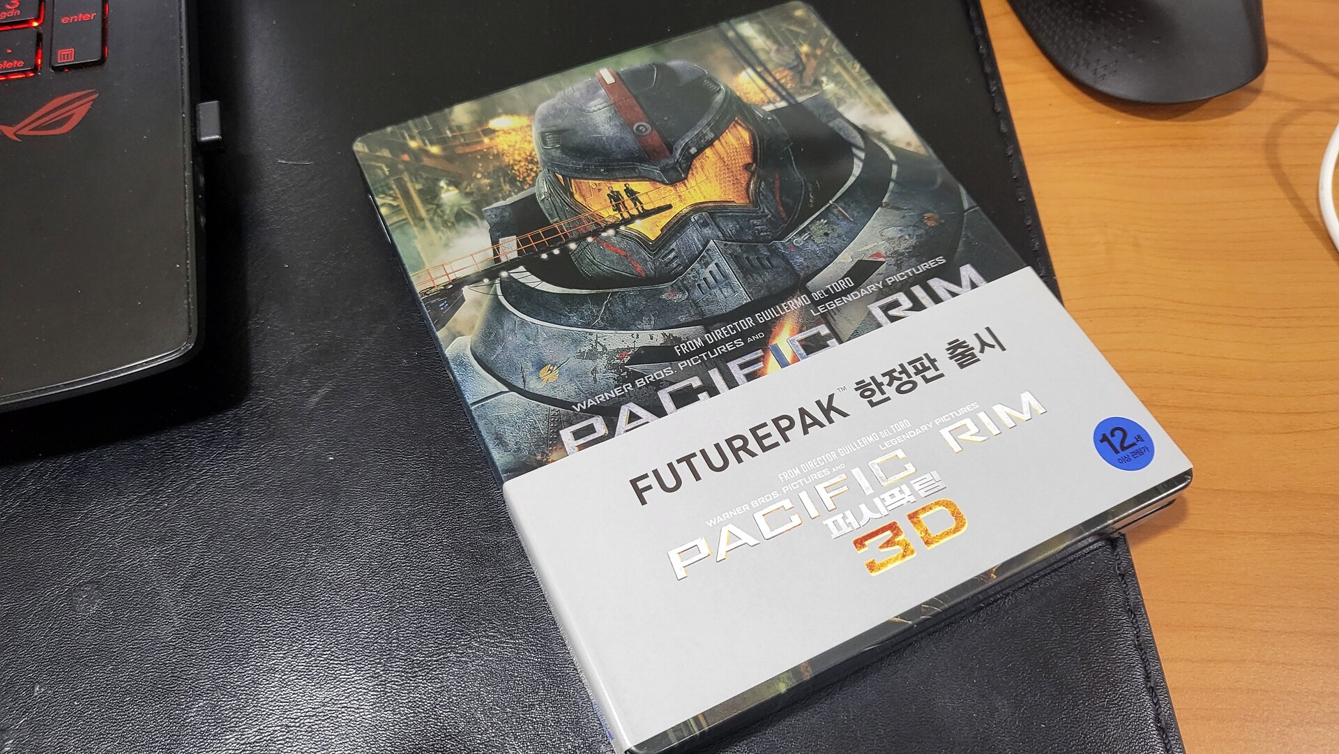 [3D 블루레이] 퍼시픽 림 : 한정판 퓨처팩 - 콤보팩 (3disc: 3D+2D) - DVDPrime