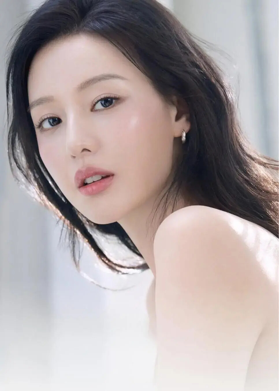 김지원 외모 근황 - DVDPrime