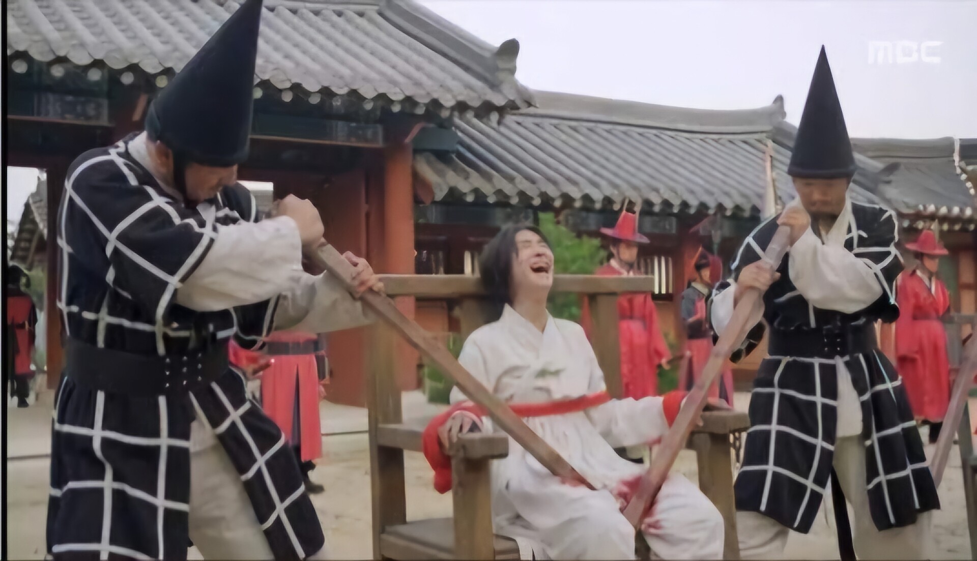 [단독]MBC 건희 경호처에 질책 '총 갖고 다니면 뭐 하냐‥' - DPrime