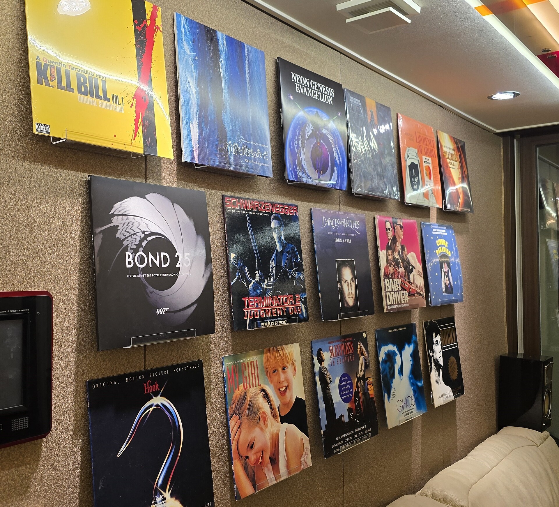 거실 벽면을 활용한 LP 전시공간 만들기 - DVDPrime