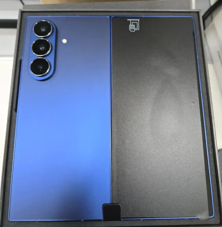 갤럭시 Z 폴드 7 첫 실물 유출, 삼성의 더 얇아진 폴더블폰 - DVDPrime