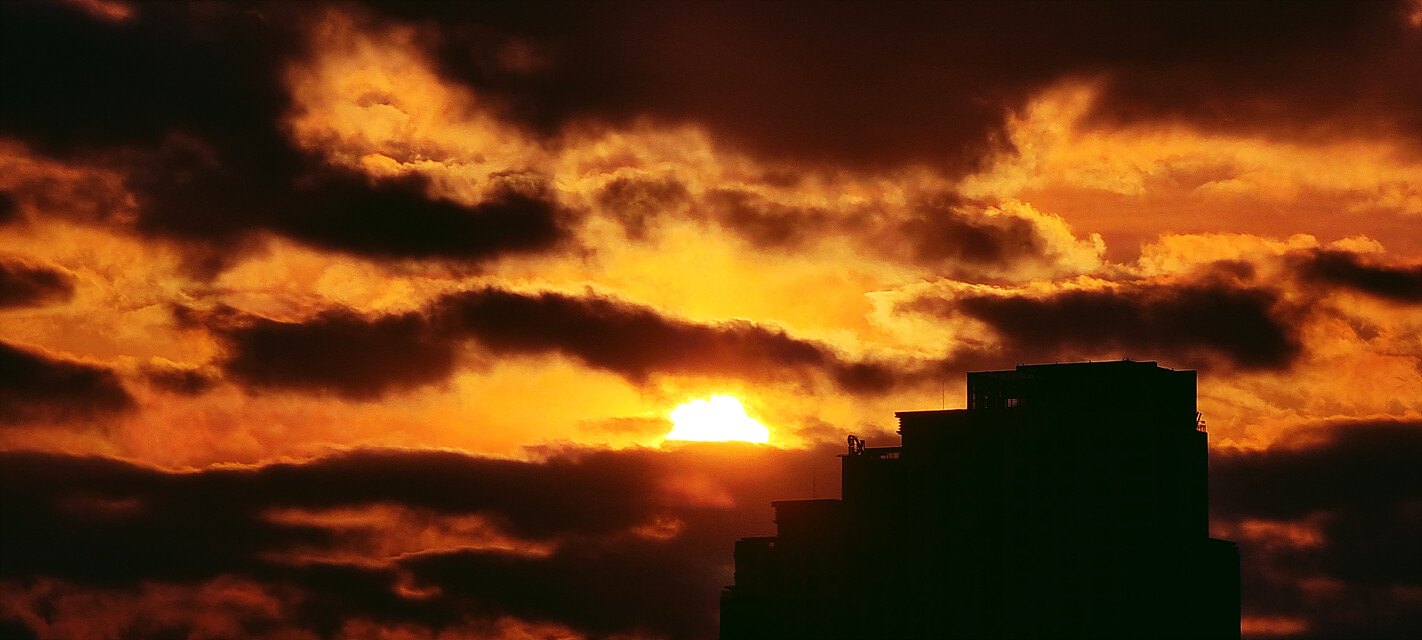 어제자 일몰 즈음의 하늘.jpg - DVDPrime