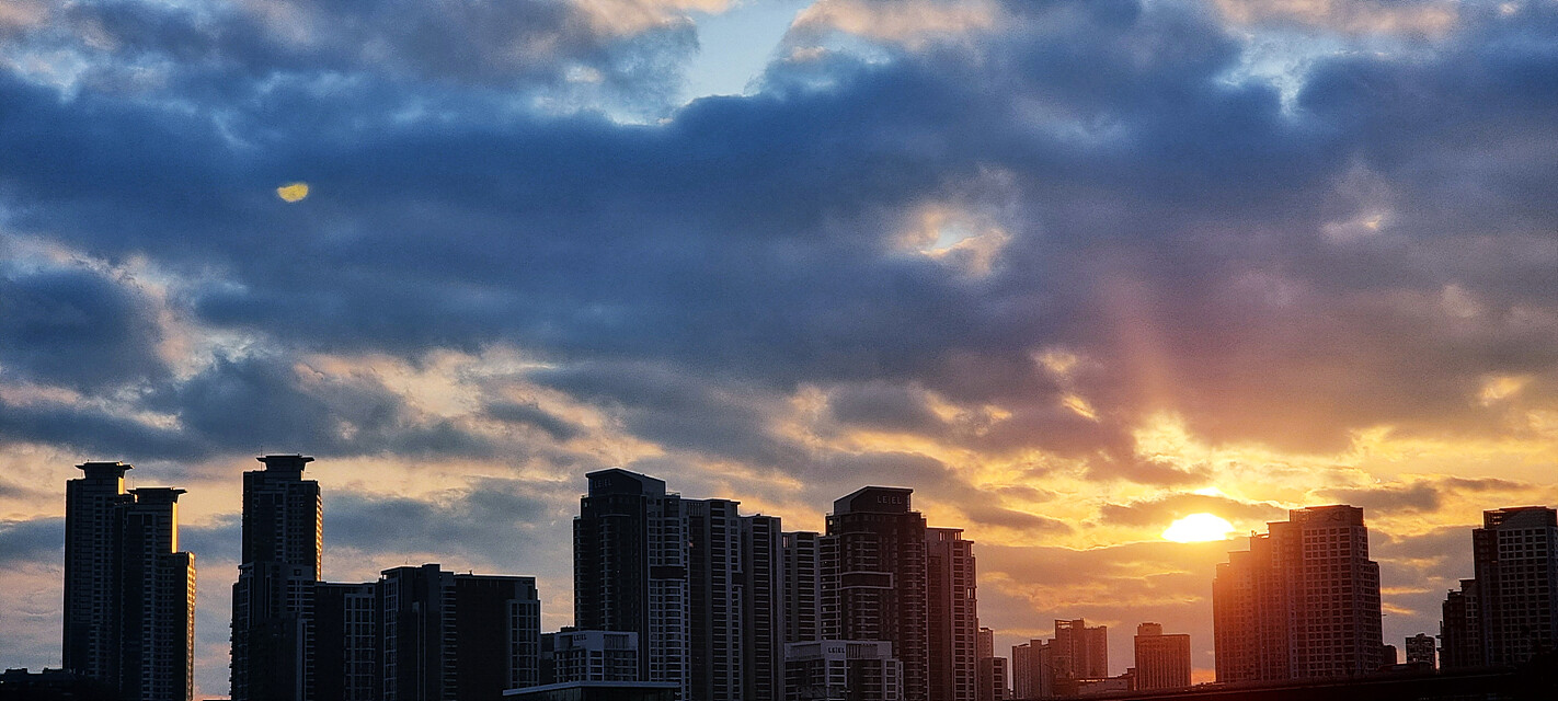 어제자 일몰 즈음의 하늘.jpg - DVDPrime