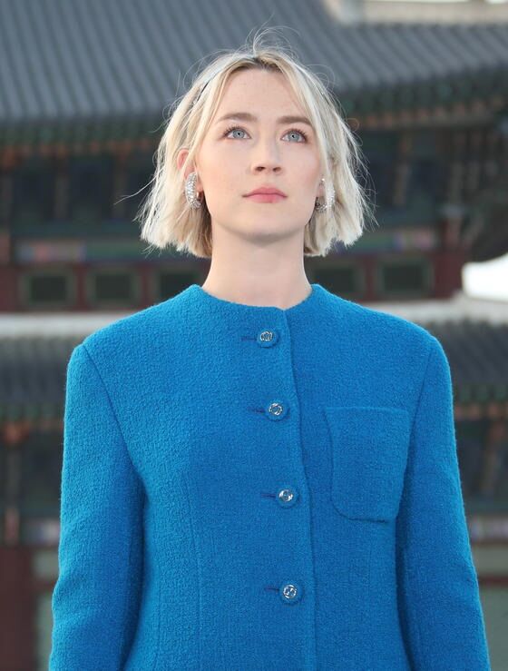 서울에 온 시얼사 로넌, 엘리자베스 올슨, 다코타 존슨 - DPrime