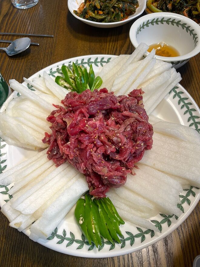 가족들과 먹은 육회 양푼비빔밥 - DPrime