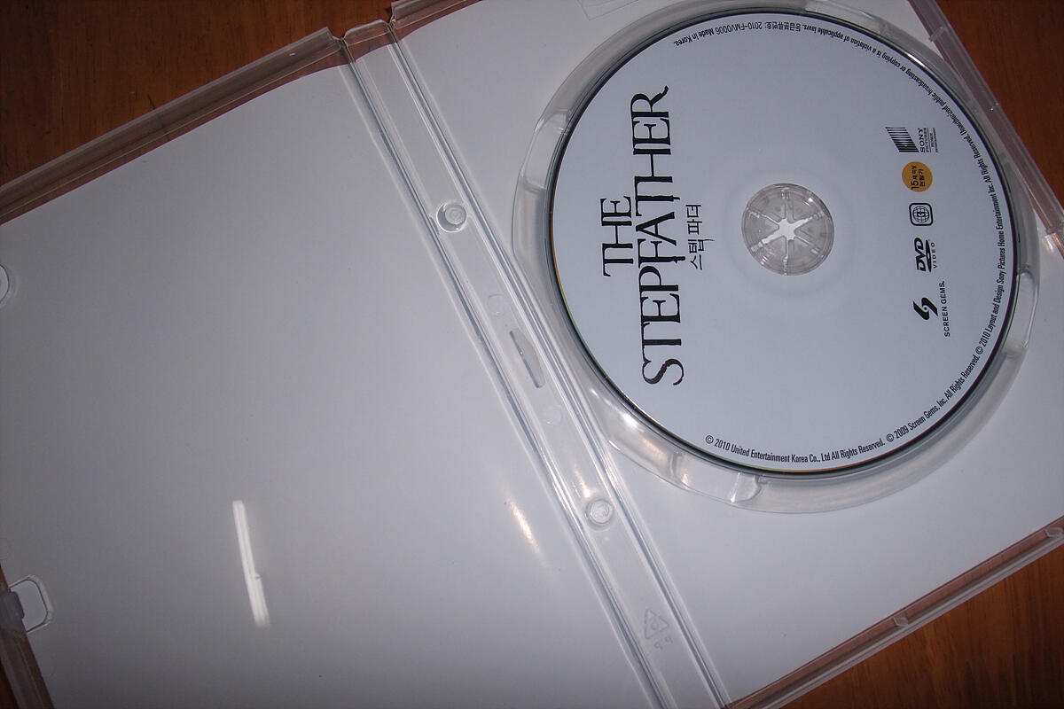 [리뷰] 스텝파더(2009) - 미묘한 리메이크 - DVDPrime