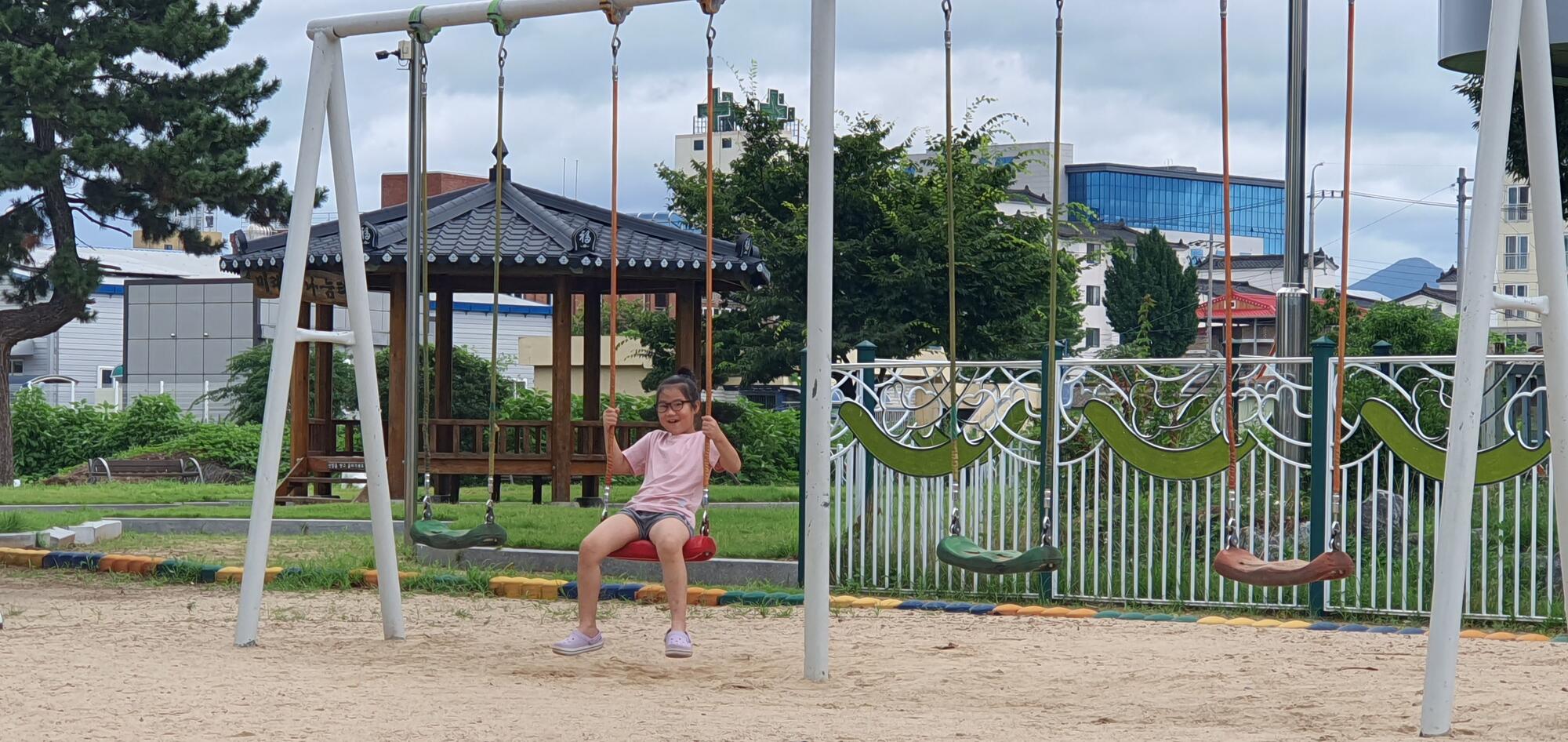 [50억] 놀이터에 애들이 없어요. - DVDPrime