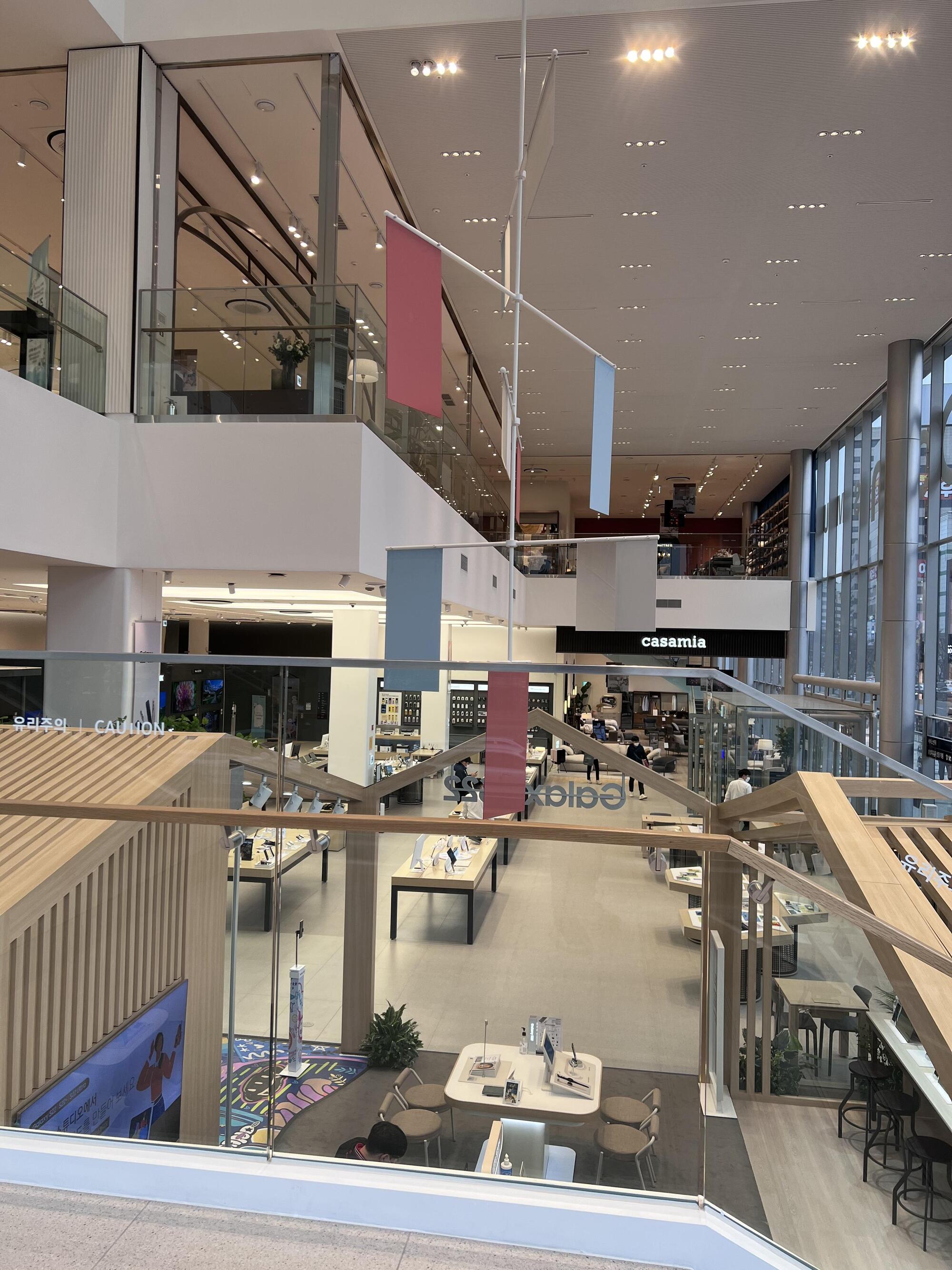 Q990B 물어보러 퇴근길 메가스토어 - DPrime