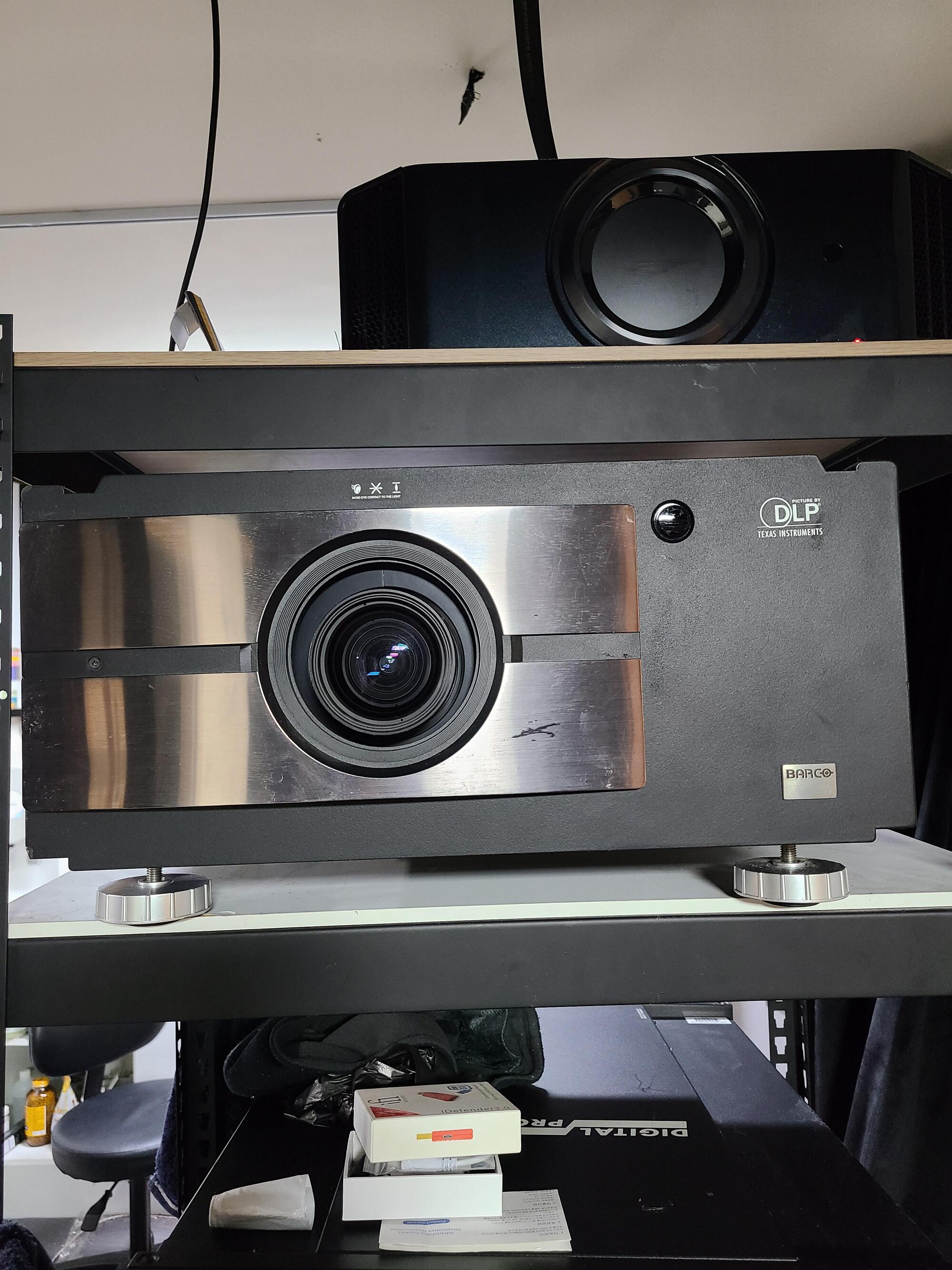 프로젝터 Barco rlm w6 팝니다 - DPrime