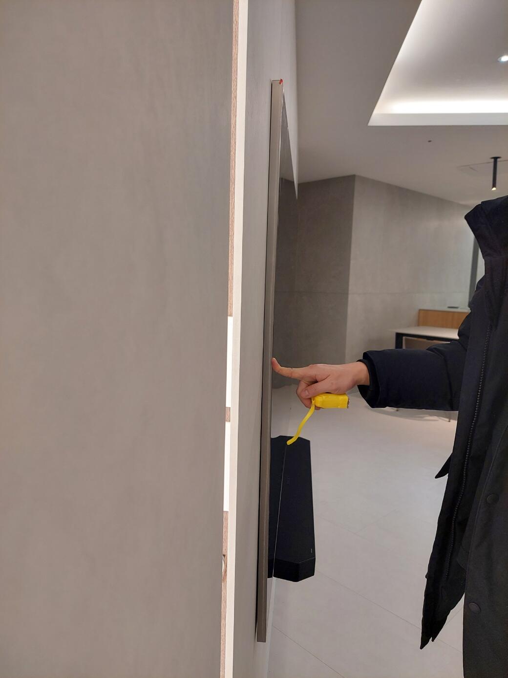 85qnb95 설치 후 패널 휨 문의드립니다. - DPrime