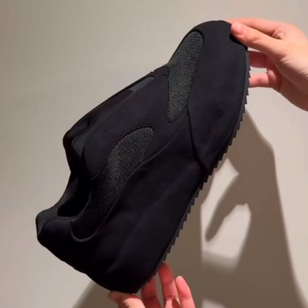 Ye가 공개한 Yeezy BL-01 "Bully" - 풋셀 커뮤니티