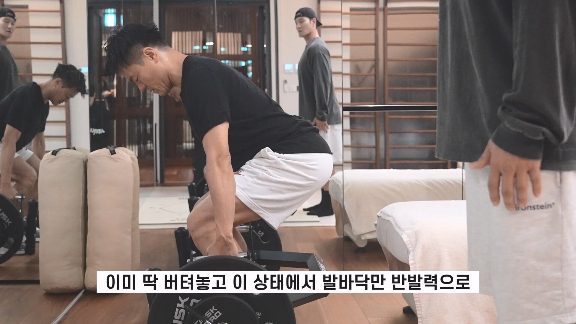 집 안에 농구 코트 깔아놓은 JYP(feat. 김종국) - MANIA