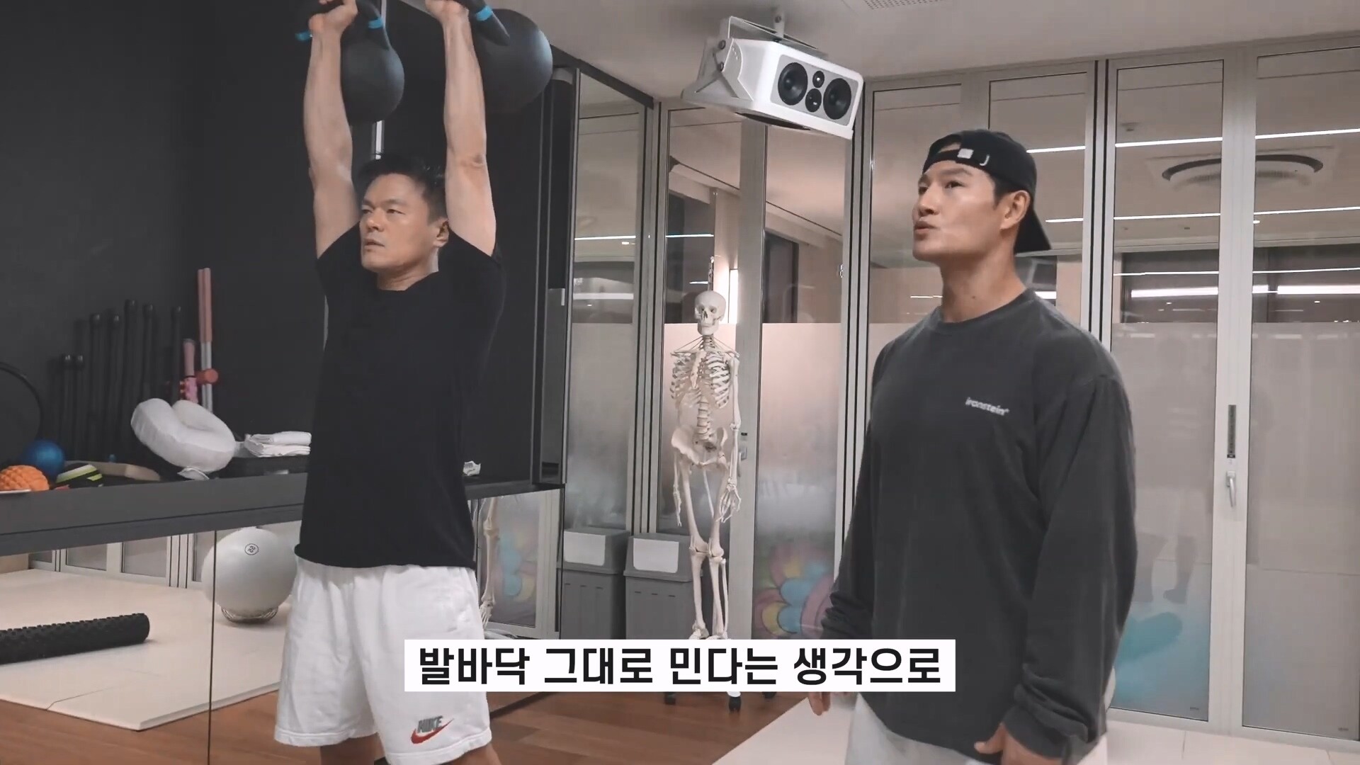 집 안에 농구 코트 깔아놓은 JYP(feat. 김종국) - MANIA