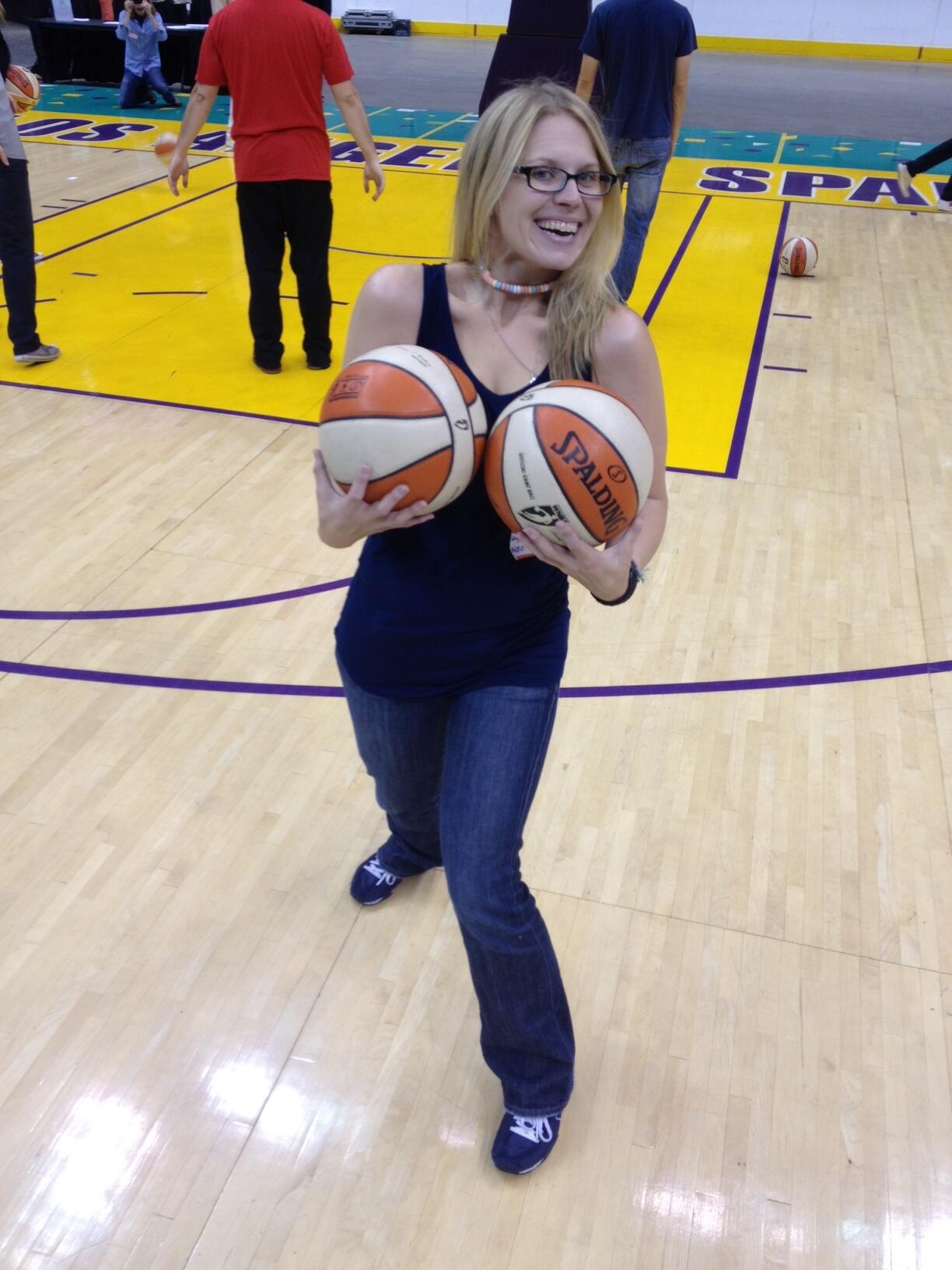 농구공 2개를 들고 있는 처자들 - MANIA