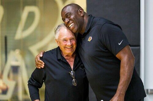 레전드 Bill Bertka의 생신을 축하하는 레이커스 구단 - NBA Mania