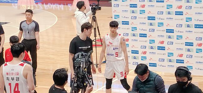 [데이터주의] 두서없는 어제 KT vs. SK 직관 이야기와 경기장 사진들 - MANIA