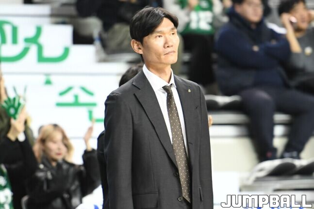 ‘심판에게 부적절한 언행’ DB 김주성 감독, KBL 재정위원회 회부 - MANIA