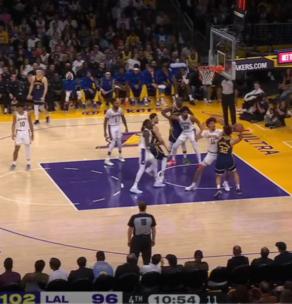 아무도 모르고 지나간 4Q 초반 말도 안되는 샷클락 오류 장면 - MANIA