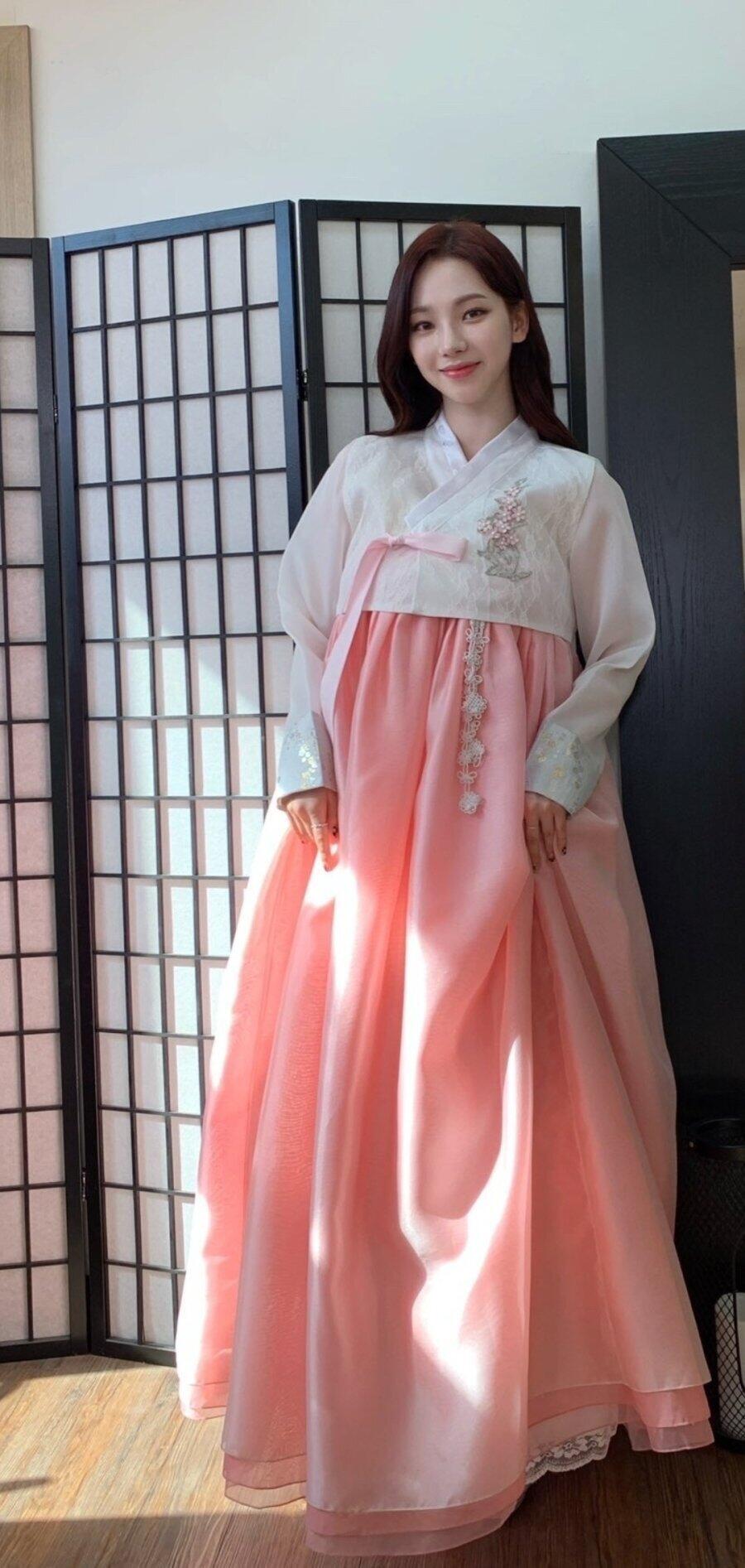 역대급 한복 패션 대결 카리나 v 아이유 - MANIA