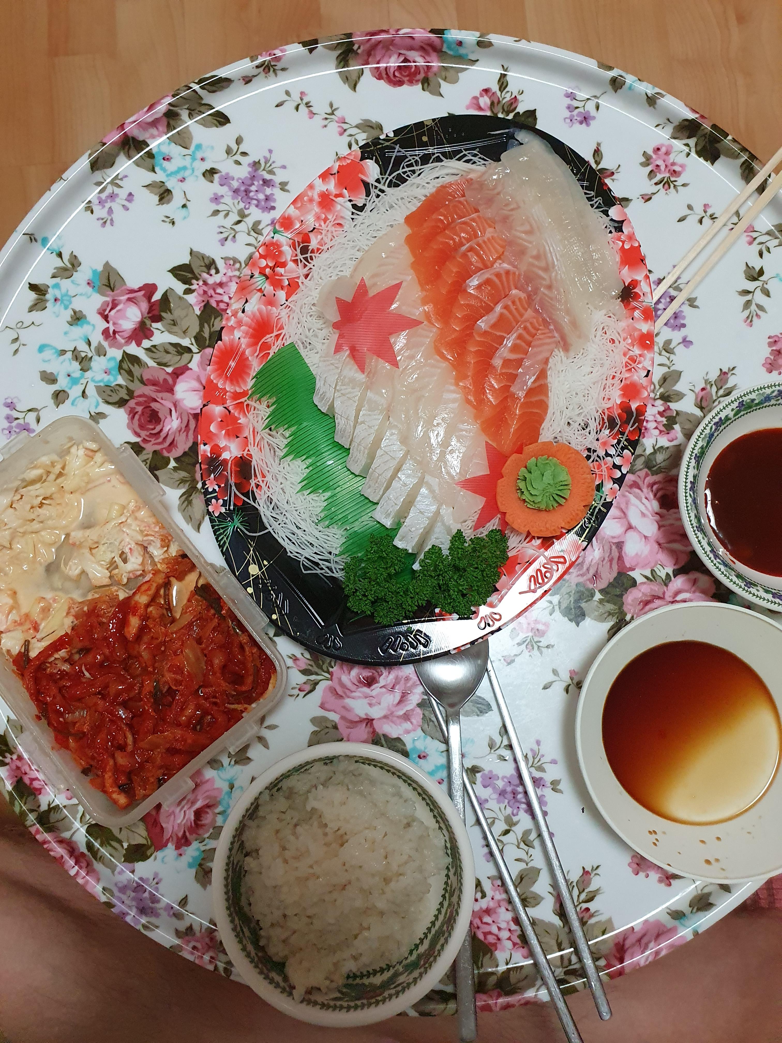 밥 먹을 때 반찬으로 생선회 좋아하시나요jpg - NBA Mania