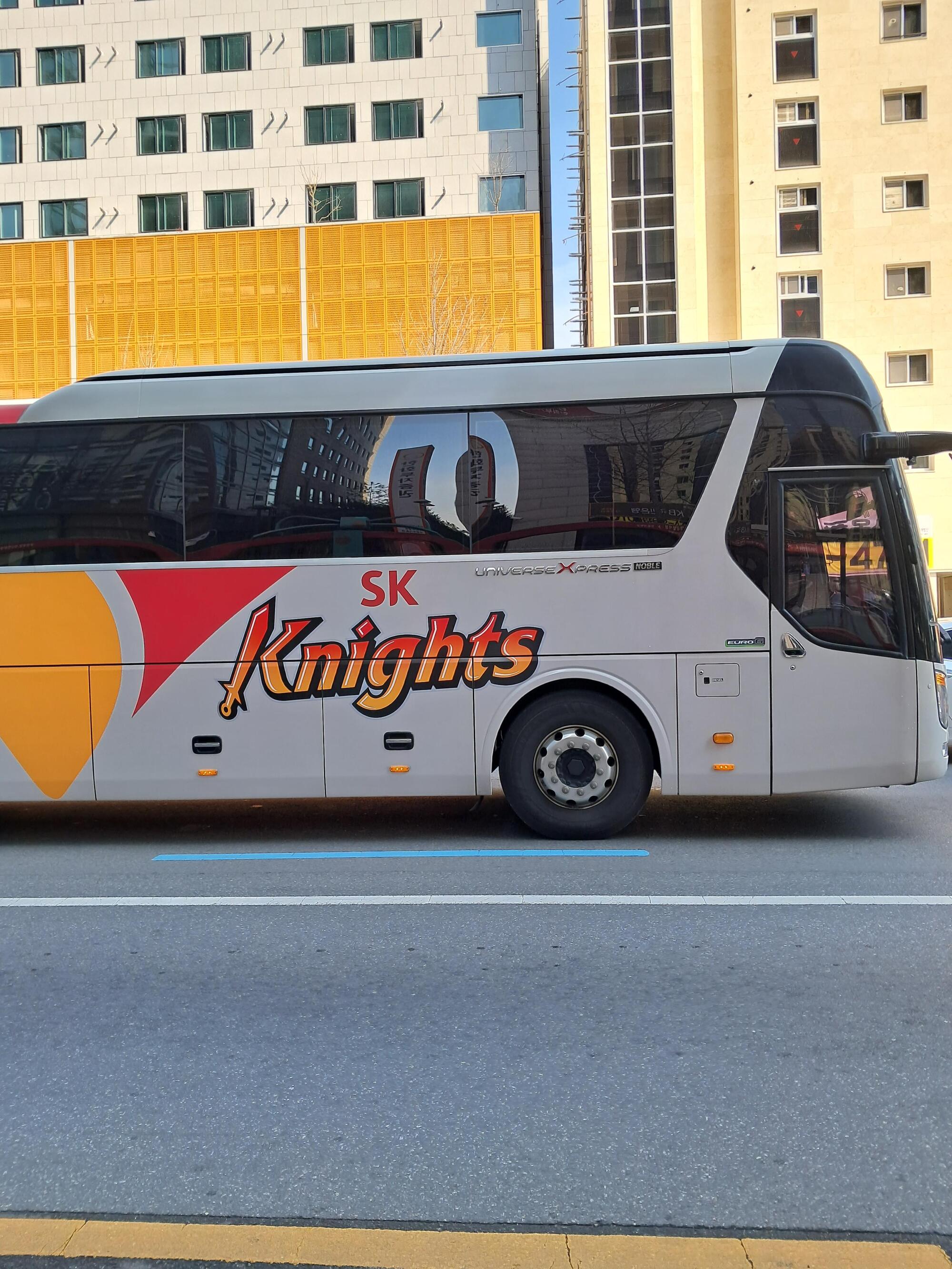 KCC vs SK 직관 겸 전주 여행 왔는데 선수단 버스 봤네요 - MANIA