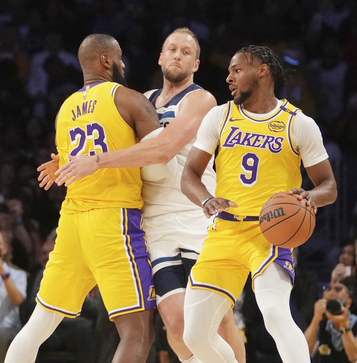 케이틀린 클락 vs 카메론 브링크 누가 더 예쁜가요? TXT - MANIA